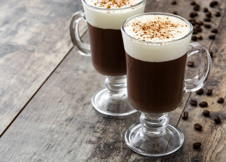 Rom og cola opskrift | Forfriskende rom drink med cola - Drinksguide